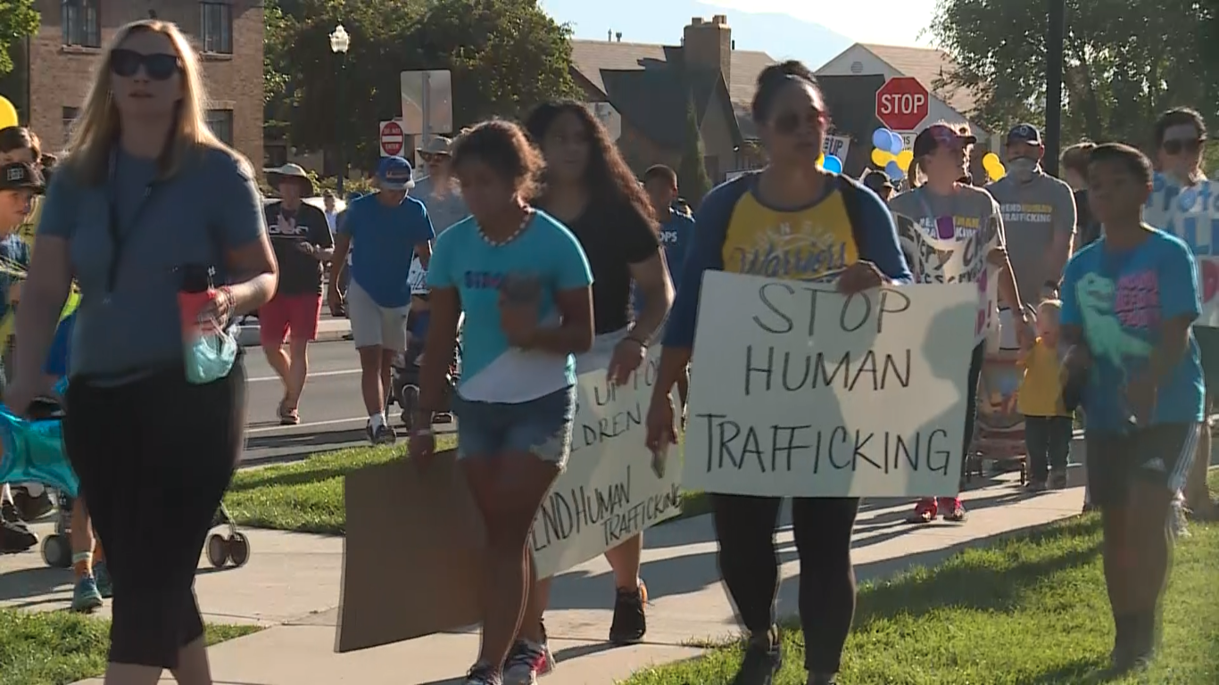 Hundreds Of Utahns Rally For Human Trafficking Awareness - KSLTV.com