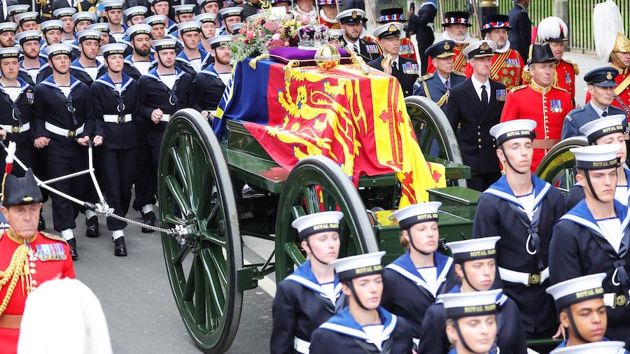 Why a gun carriage is used to carry the Queen - KSLTV.com
