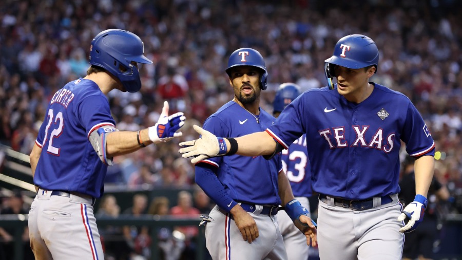 Seager, Stellar Defense Lead Rangers Over D-Backs In Game 3 Of World Series