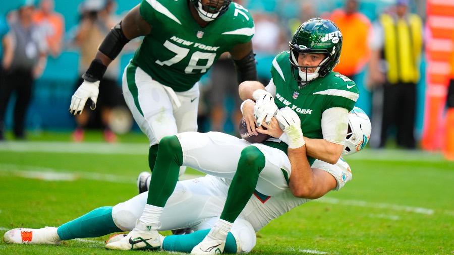 Jets QB Zach Wilson Exits Week 15 Dolphins Game With Injury