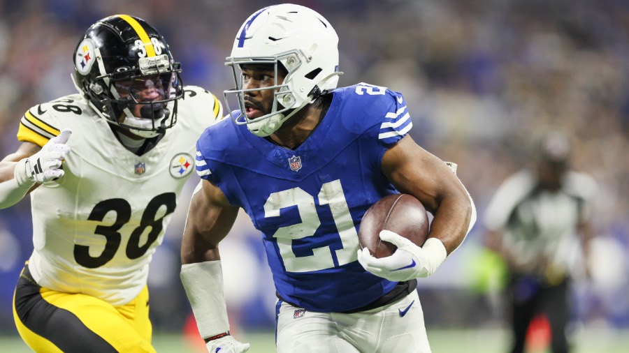 Colts RB Zack Moss Drags Defender Before Scoring Against Steelers