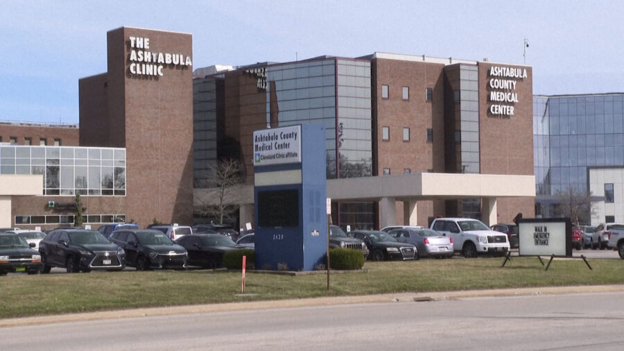 2 women drove a man's body to a bank to withdraw his money, Ohio police say