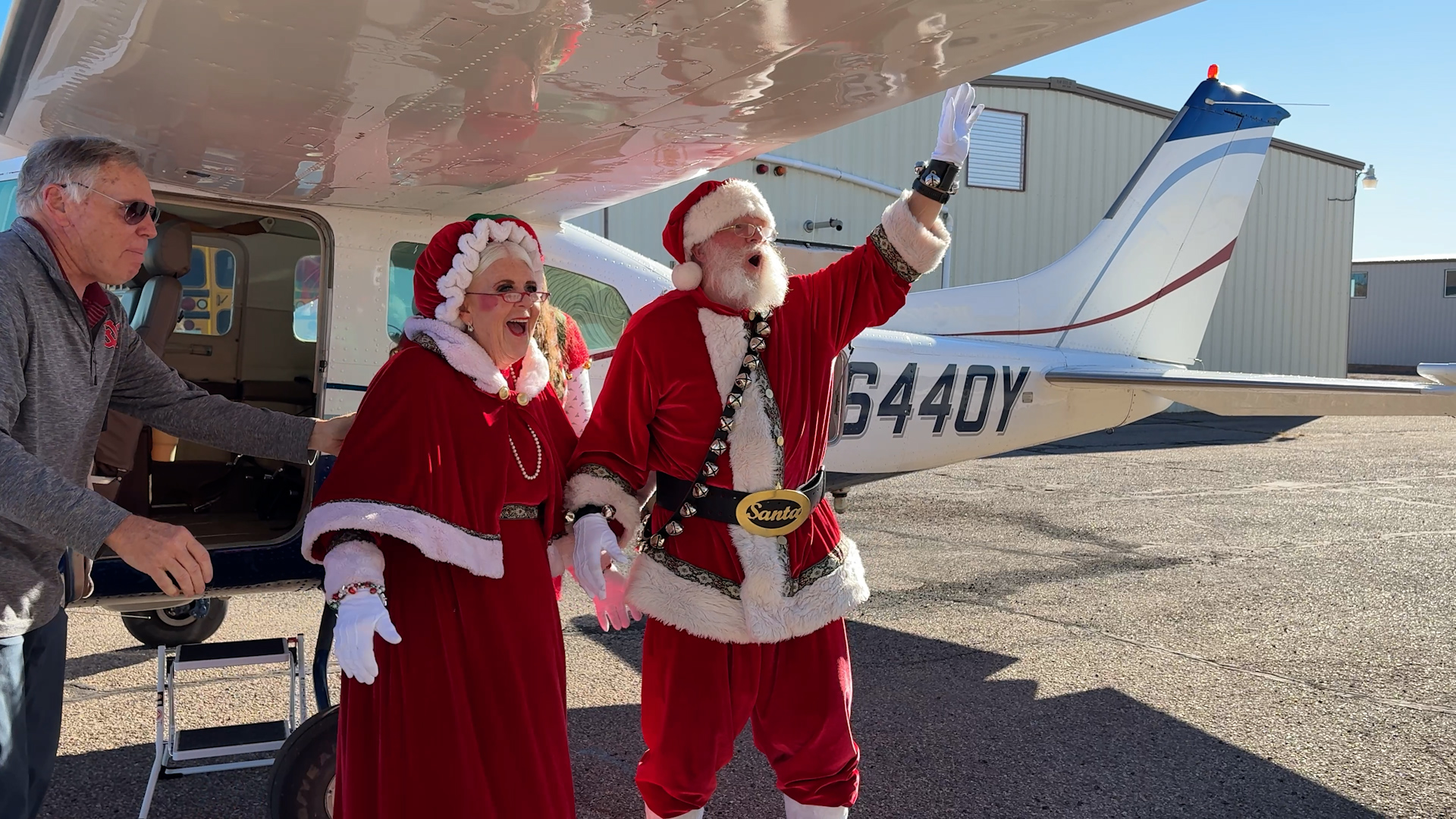 Volunteer pilots bring, Santa, gifts to title I schools on Utah-Arizona ...